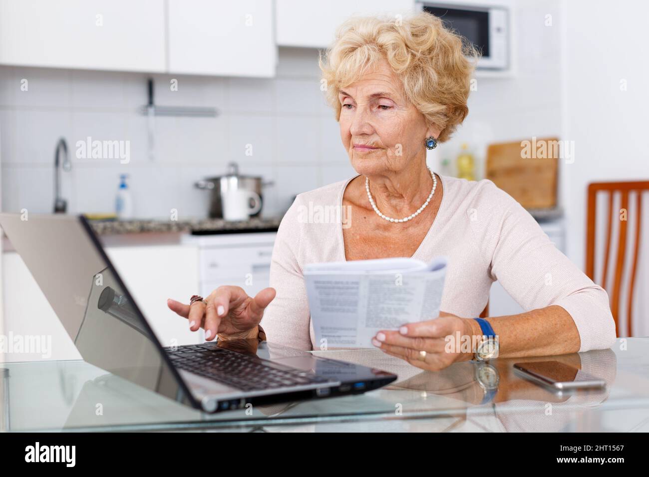 Senior old woman searching on hi-res stock photography and images - Alamy