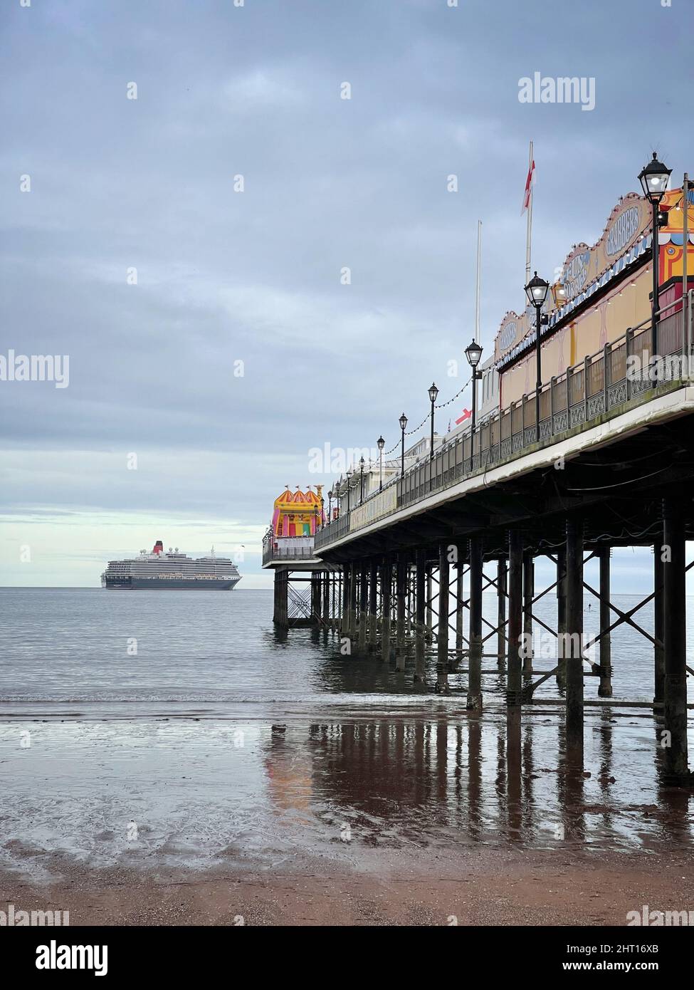 Vertical shot pier over hi-res stock photography and images - Alamy