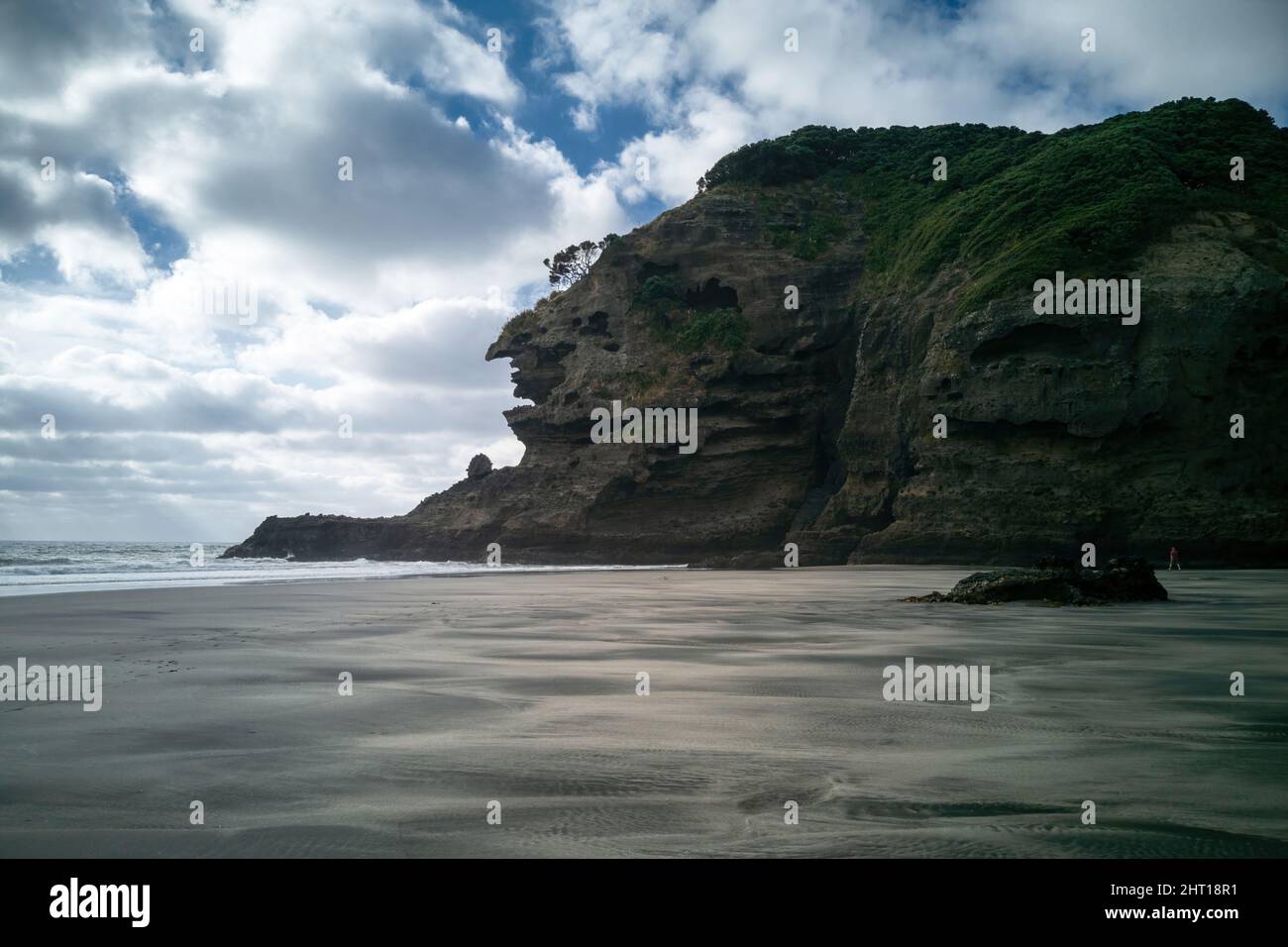 south side of Kaiwhare Point cliff from Piha Blowhole Stock Photo - Alamy