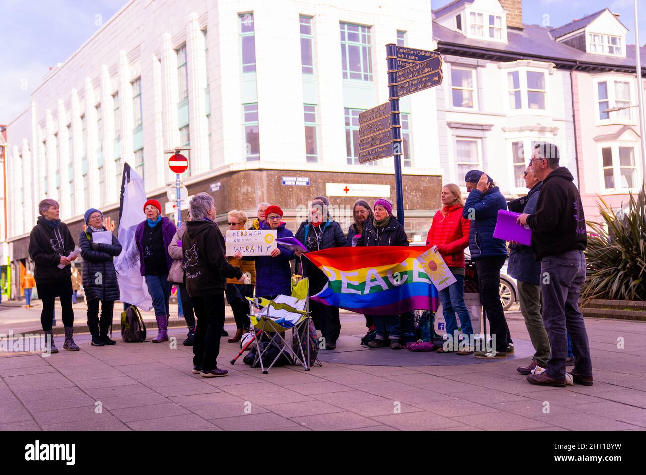 Singing for peace hi-res stock photography and images - Alamy