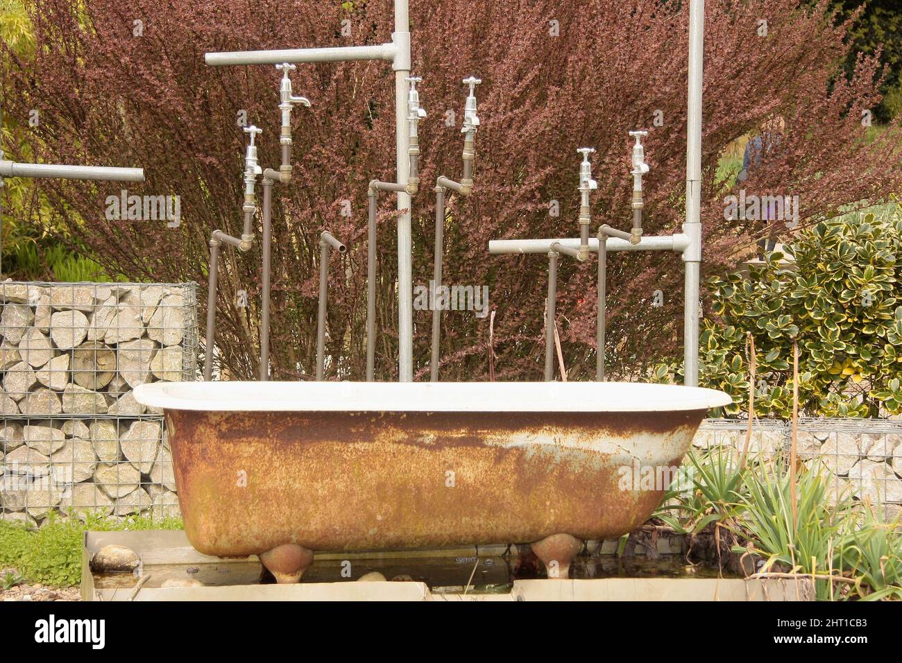 Old bathtub outdoors hi-res stock photography and images - Alamy
