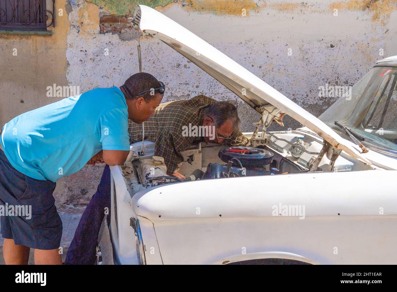 Cuba car mechanic hi-res stock photography and images - Alamy