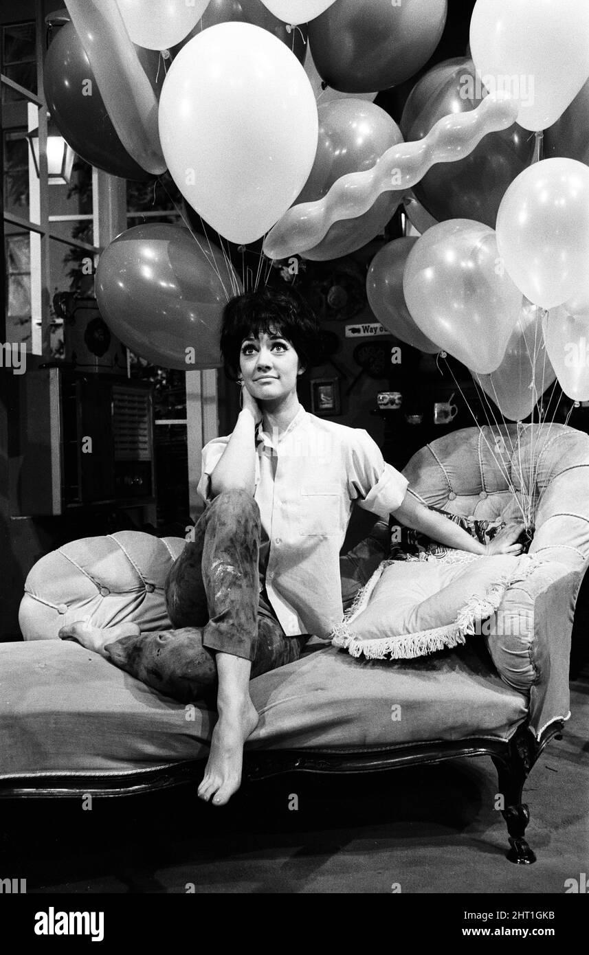 Amanda Barrie stars in the London production of hit broadway comedy ...