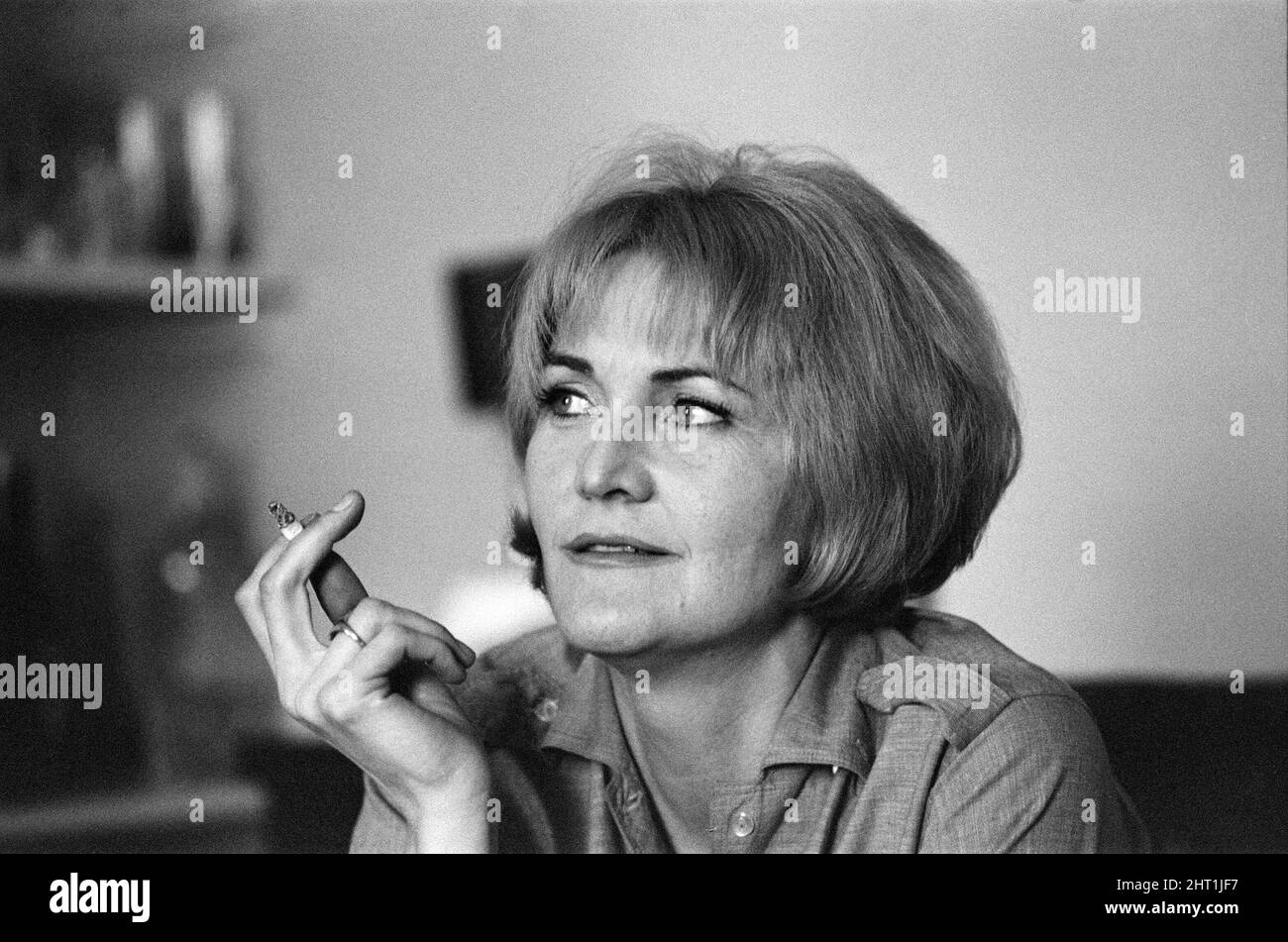 Cigarette actress 1960s hi-res stock photography and images - Alamy