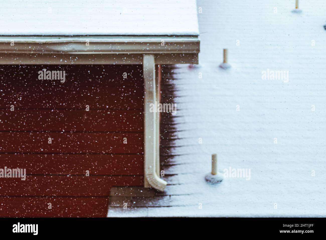 Roof of a building covered by snow Stock Photo - Alamy