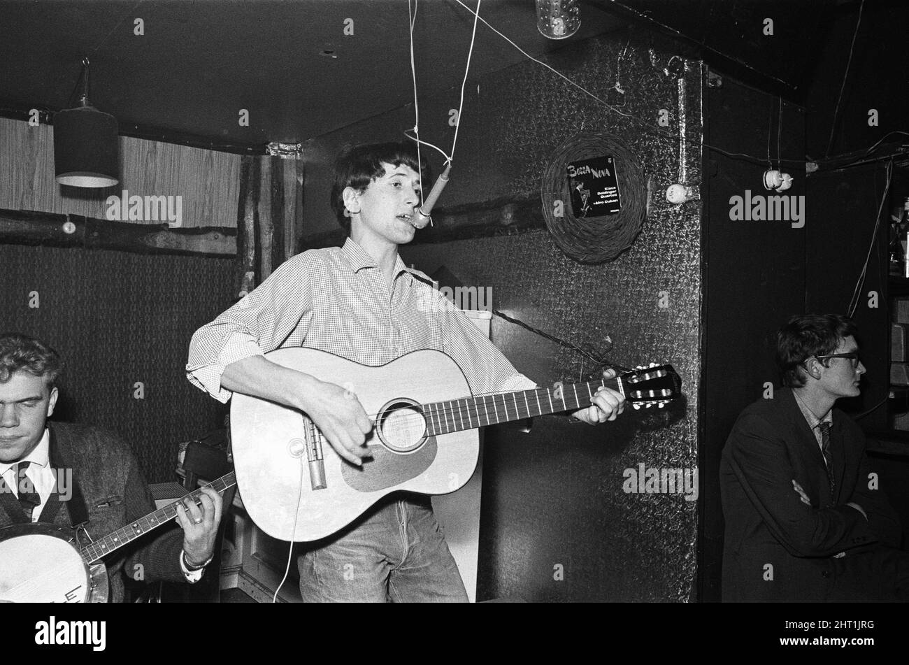 Lead singer with the Skiffle Gamblers performing on stage at the Old ...