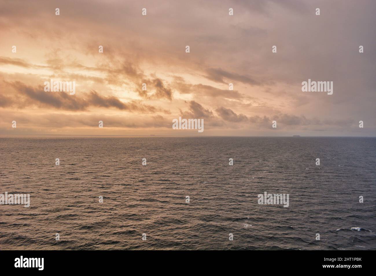 Mesmerizing shot sunset sea hi-res stock photography and images - Alamy