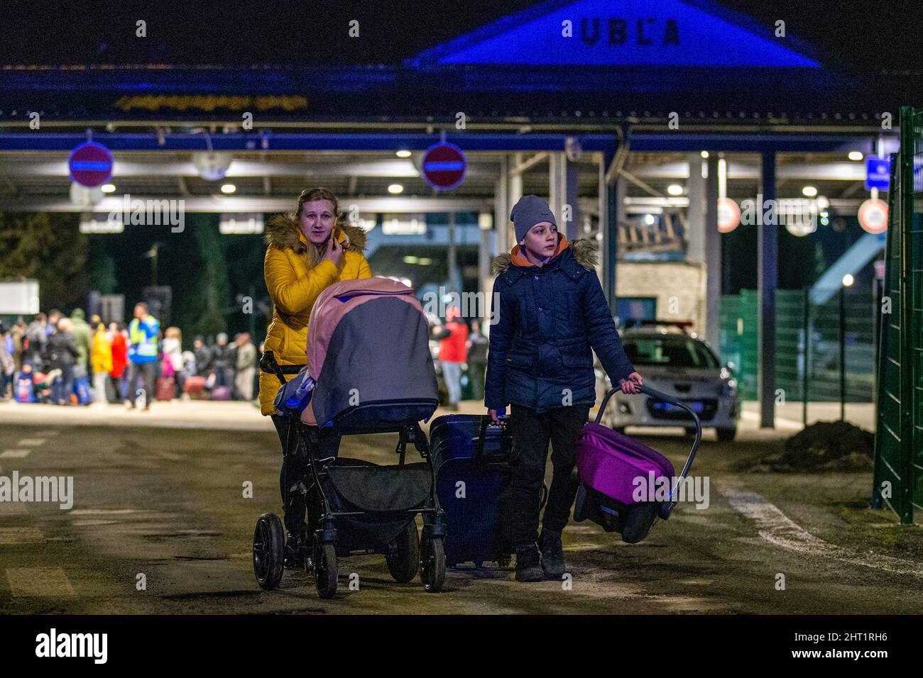 Ubla, Slovakia. 25th Feb, 2022. Ukrainian civilians on the border of ...