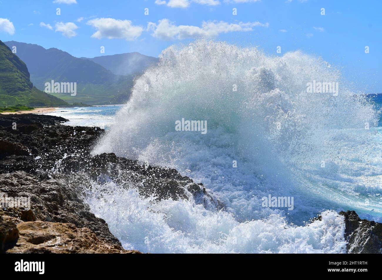 Natural view of strong waves at the shores of Oahu, Hawaii Stock Photo ...