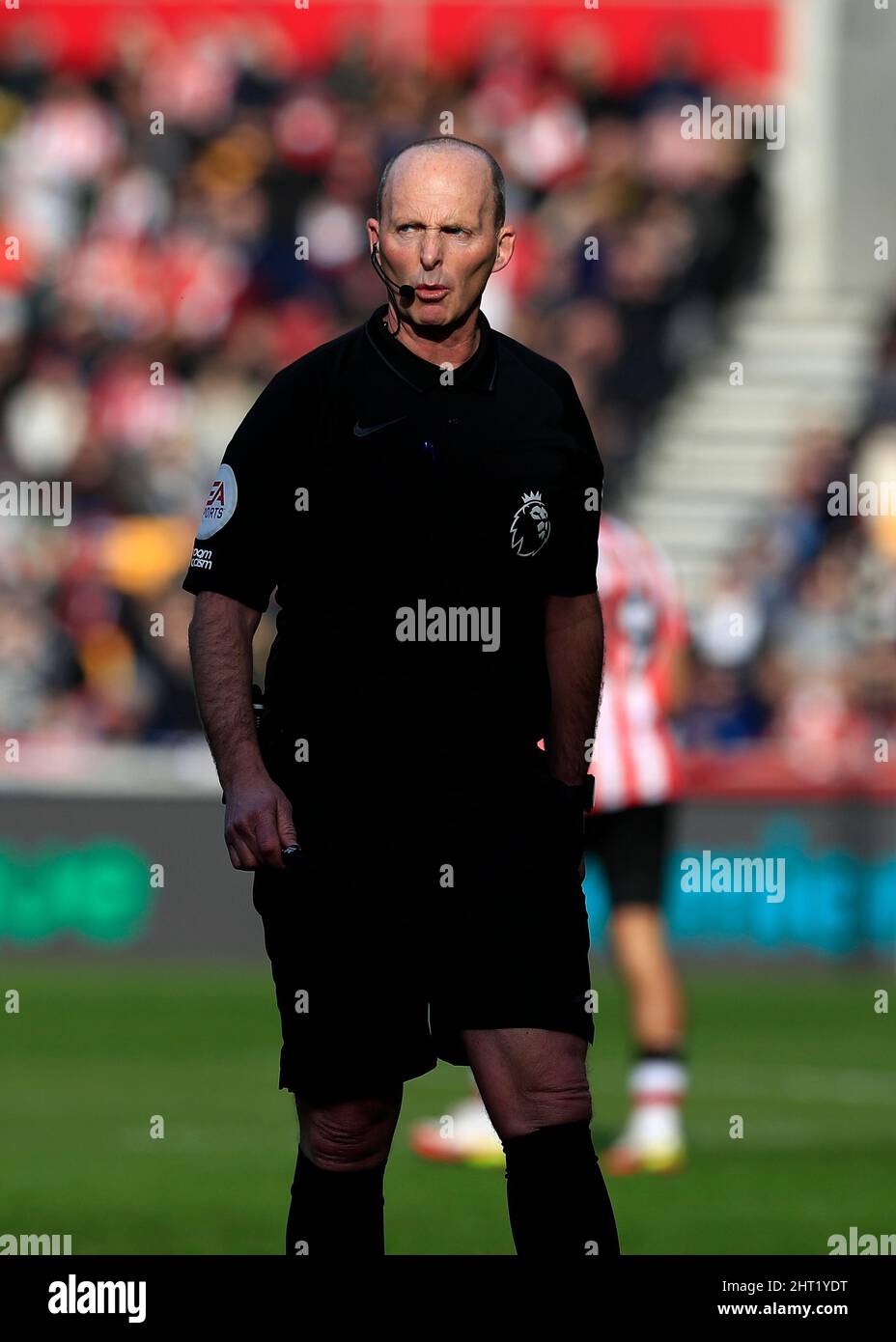 Referee mike dean sporting hi-res stock photography and images - Alamy