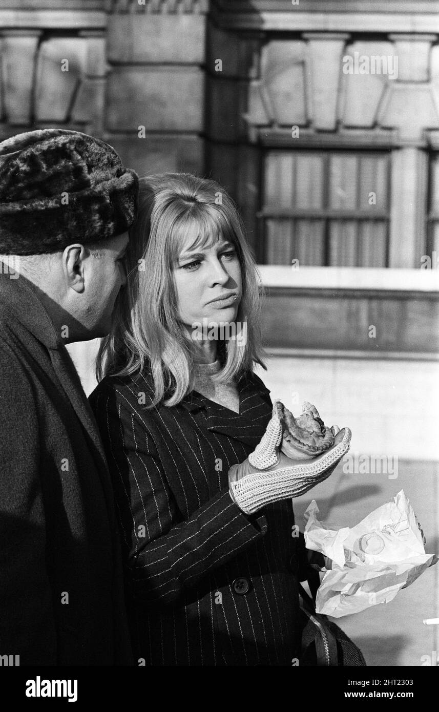 Julie Christie on location outside the Victoria and Albert Museum in ...