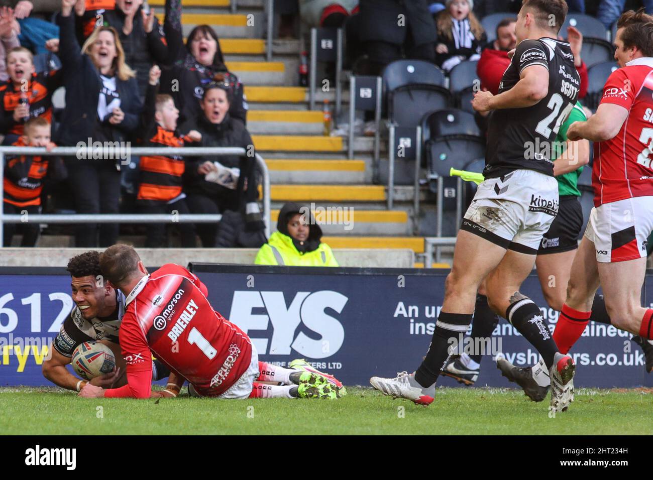 Darnell McIntosh (5) of Hull FC goes over for a try Stock Photo - Alamy