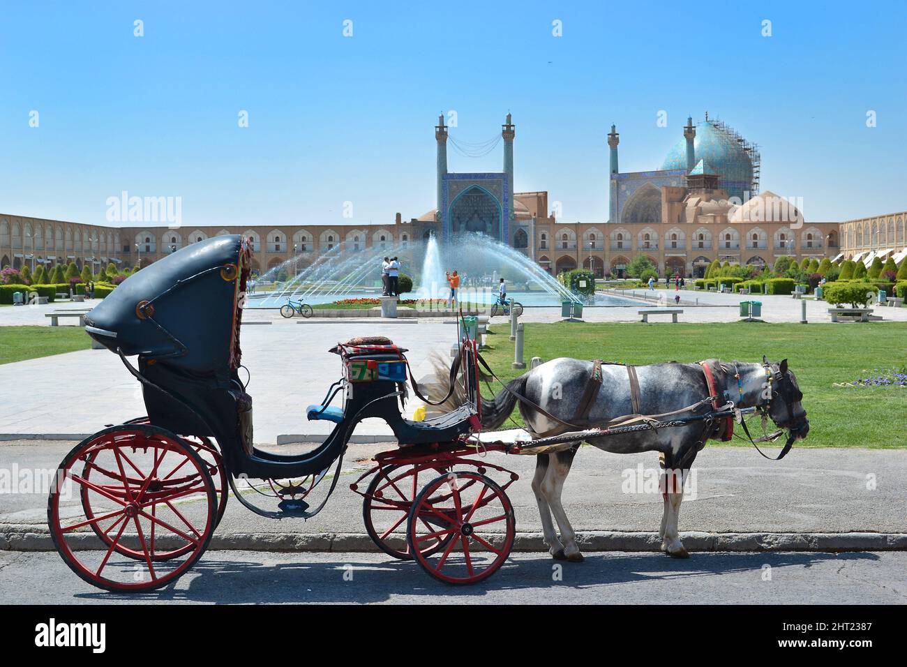 Iran isfahan fountain in garden hi-res stock photography and images - Alamy