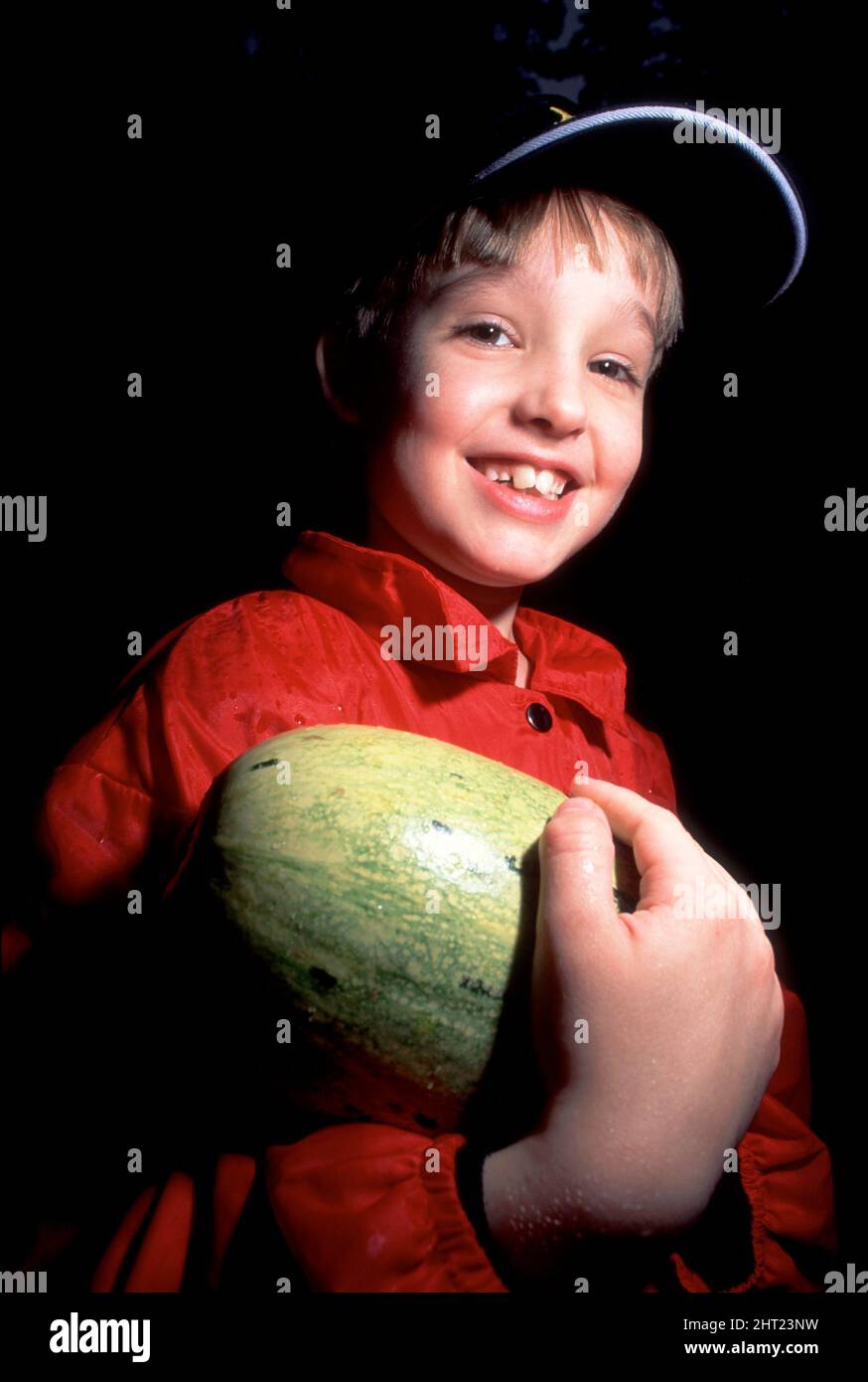 Glad pojke med egenodlad pumpa Stock Photo - Alamy