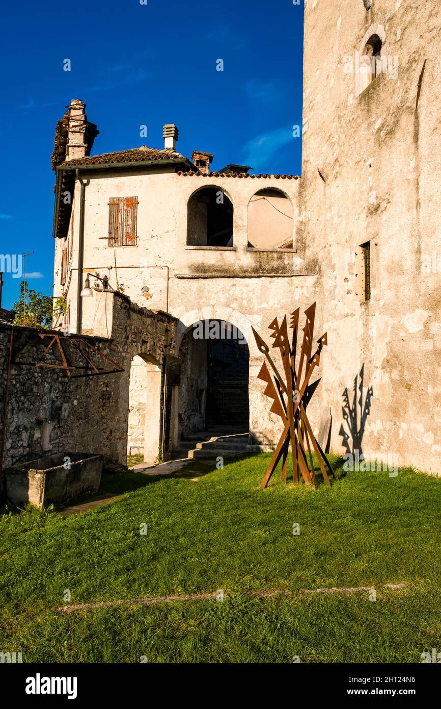 Courtyard medieval italian castle hi-res stock photography and images ...