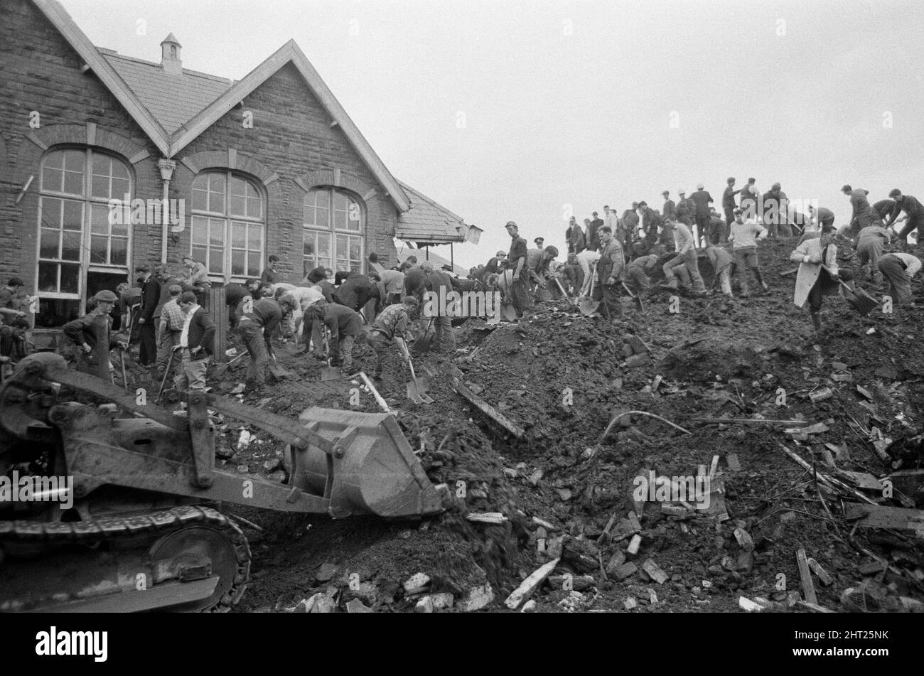 Aberfan - 21st October 1966 Local men, emergency services all dig for ...