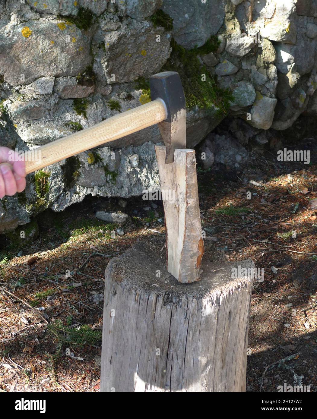 Splitting wood hi-res stock photography and images - Alamy