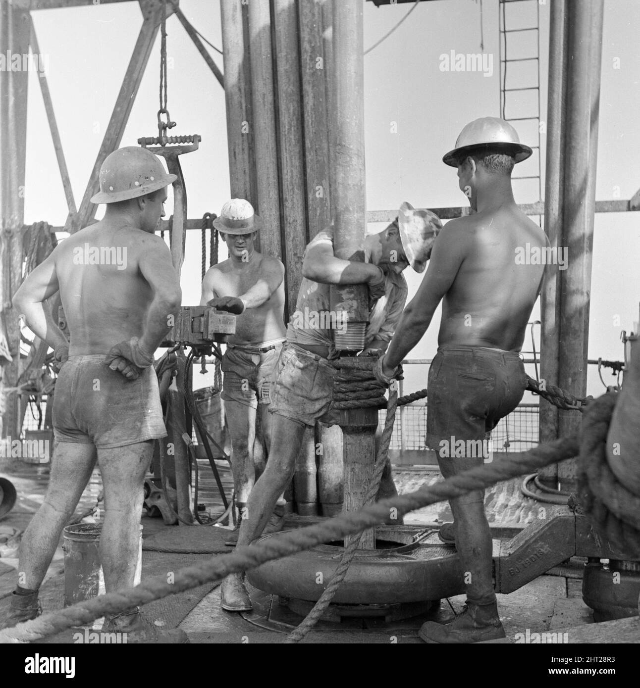 Oil rig abu dhabi Black and White Stock Photos & Images - Alamy