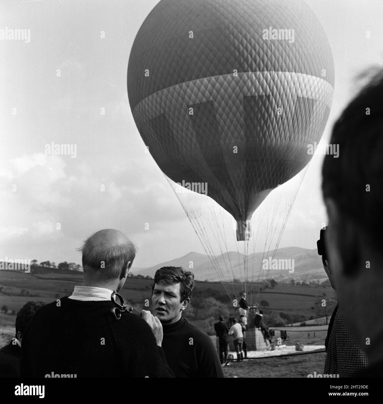 Actor Albert Finney goes for a balloon ride while making the film ...