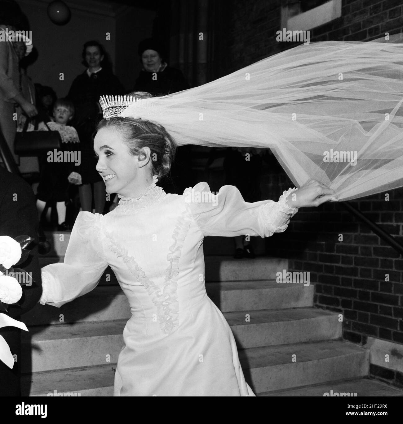 Lady Sarah Curzon, 21, marries Mr Piers Courage, son of Mr Richard ...