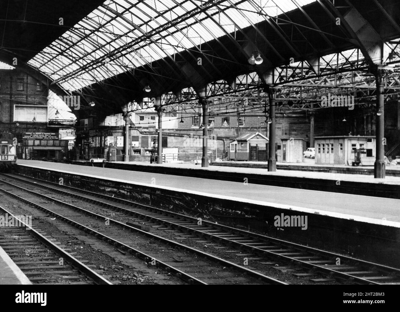 The scene at liverpool central station hi-res stock photography and ...