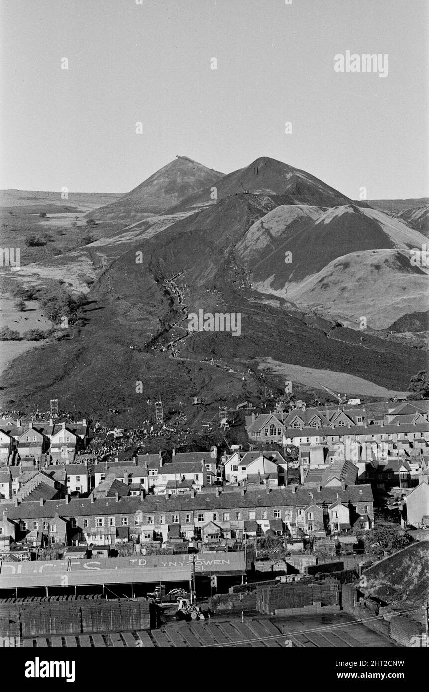 Queen elizabeth aberfan 1966 hi-res stock photography and images - Alamy