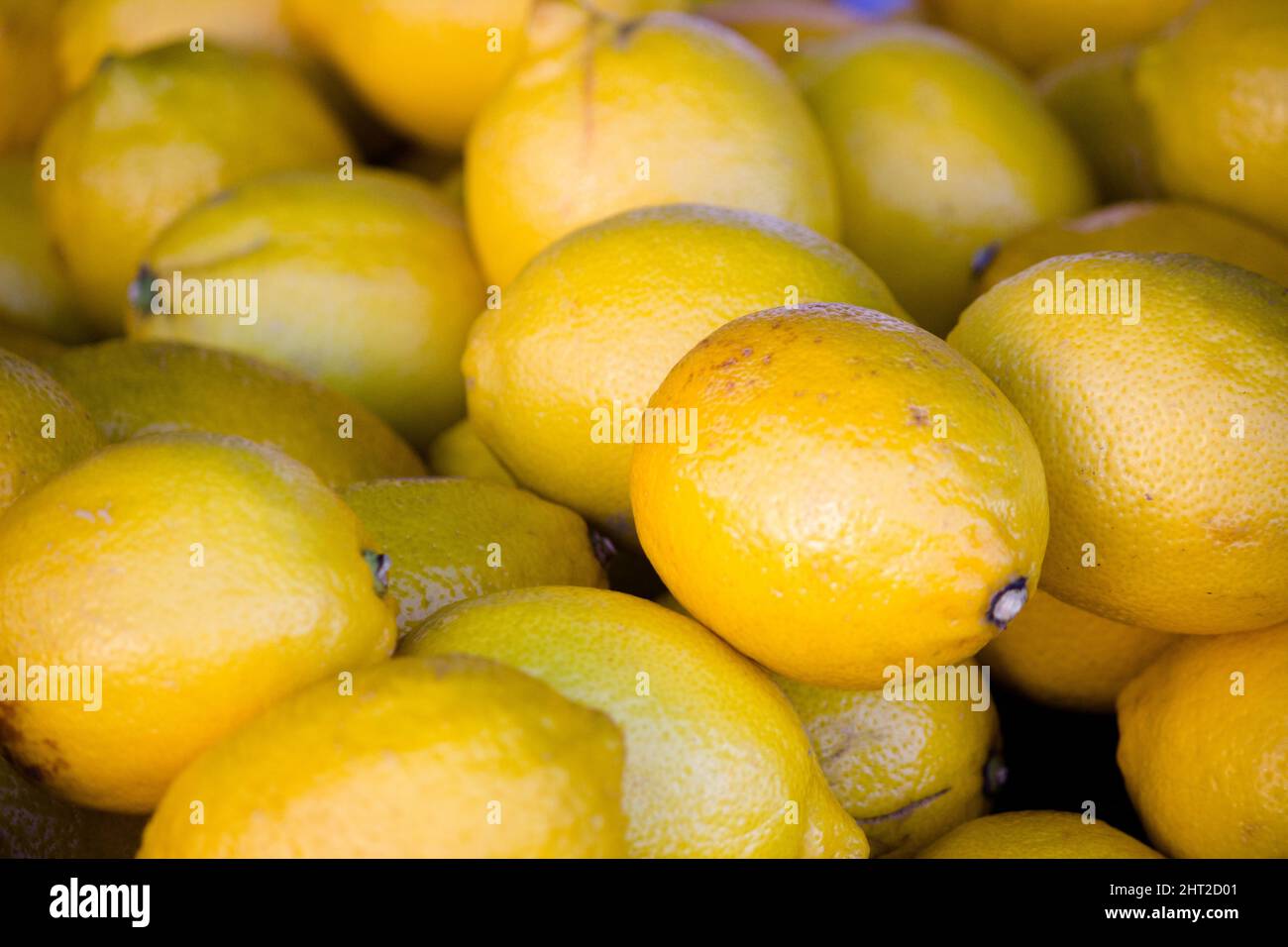 Lemons on a fruit market stall Stock Photo - Alamy