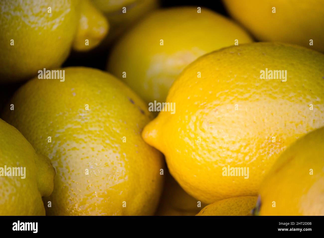 Lemons on a fruit market stall Stock Photo - Alamy