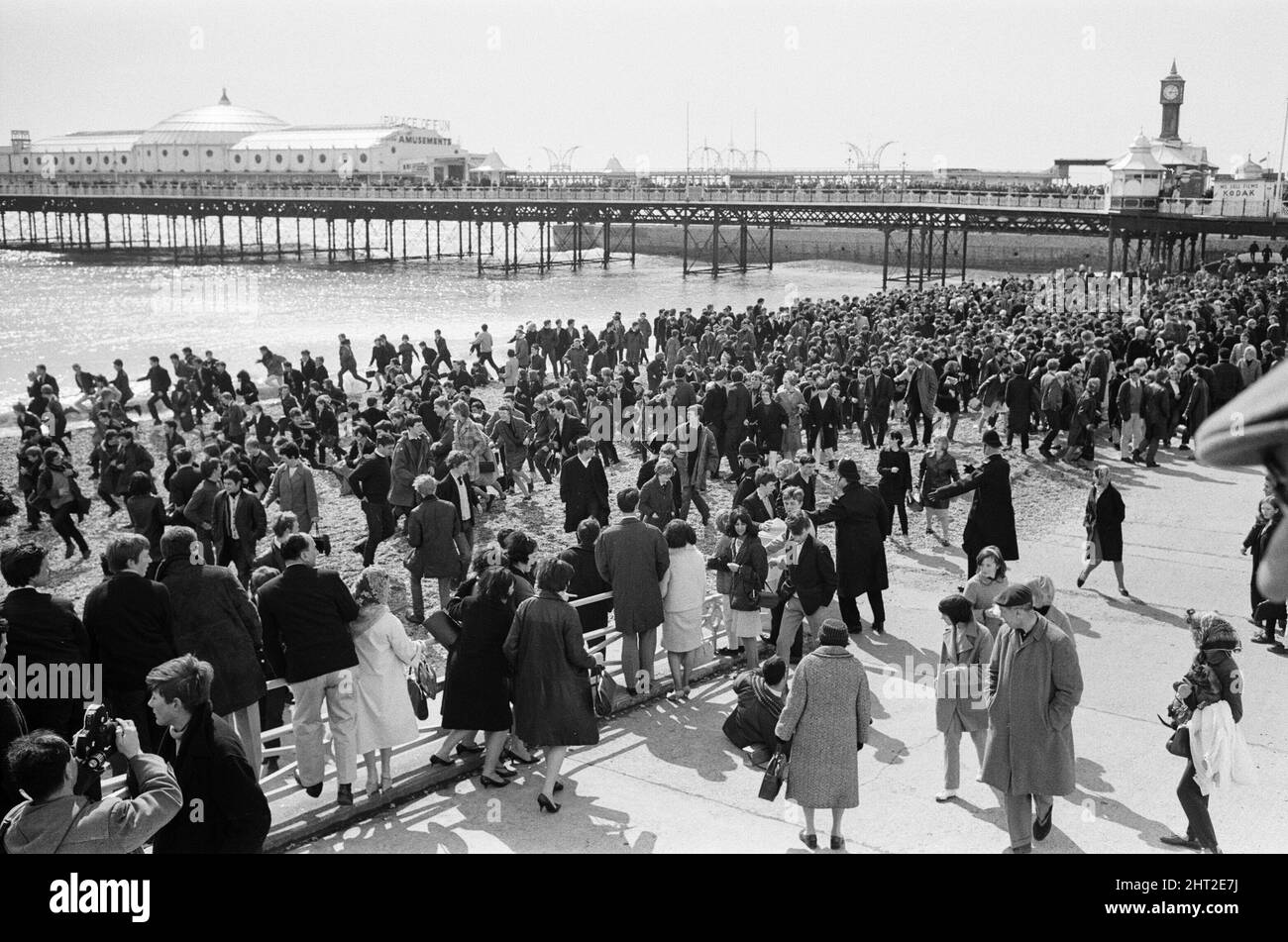 Mods and rockers brighton 1964 hi-res stock photography and images - Alamy
