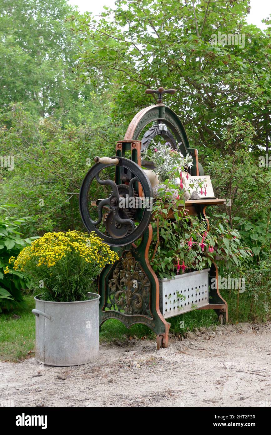 Old mangle hi-res stock photography and images - Alamy