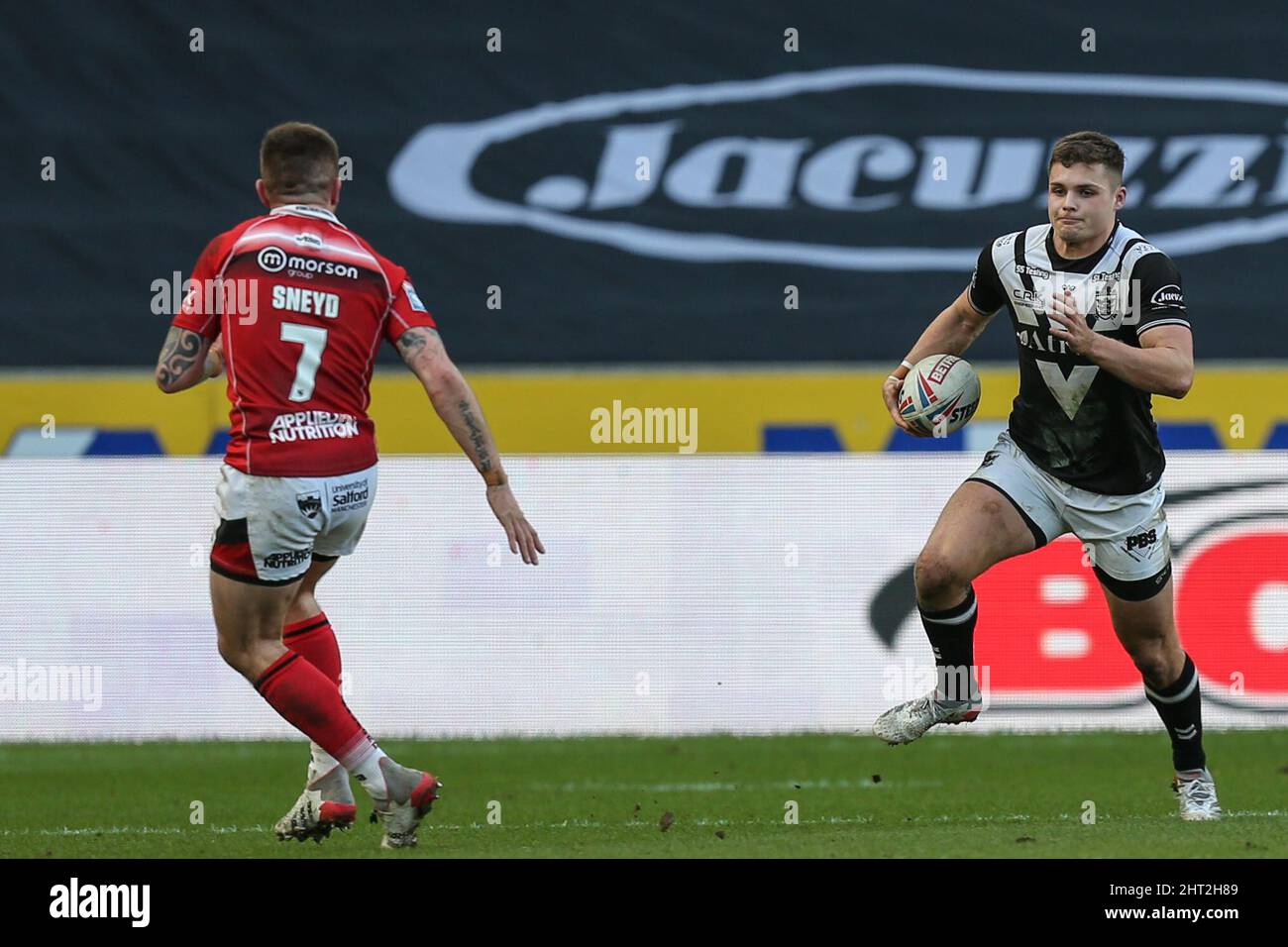 Cameron Scott (24) of Hull FC runs at Marc Sneyd (7) of Salford Red ...