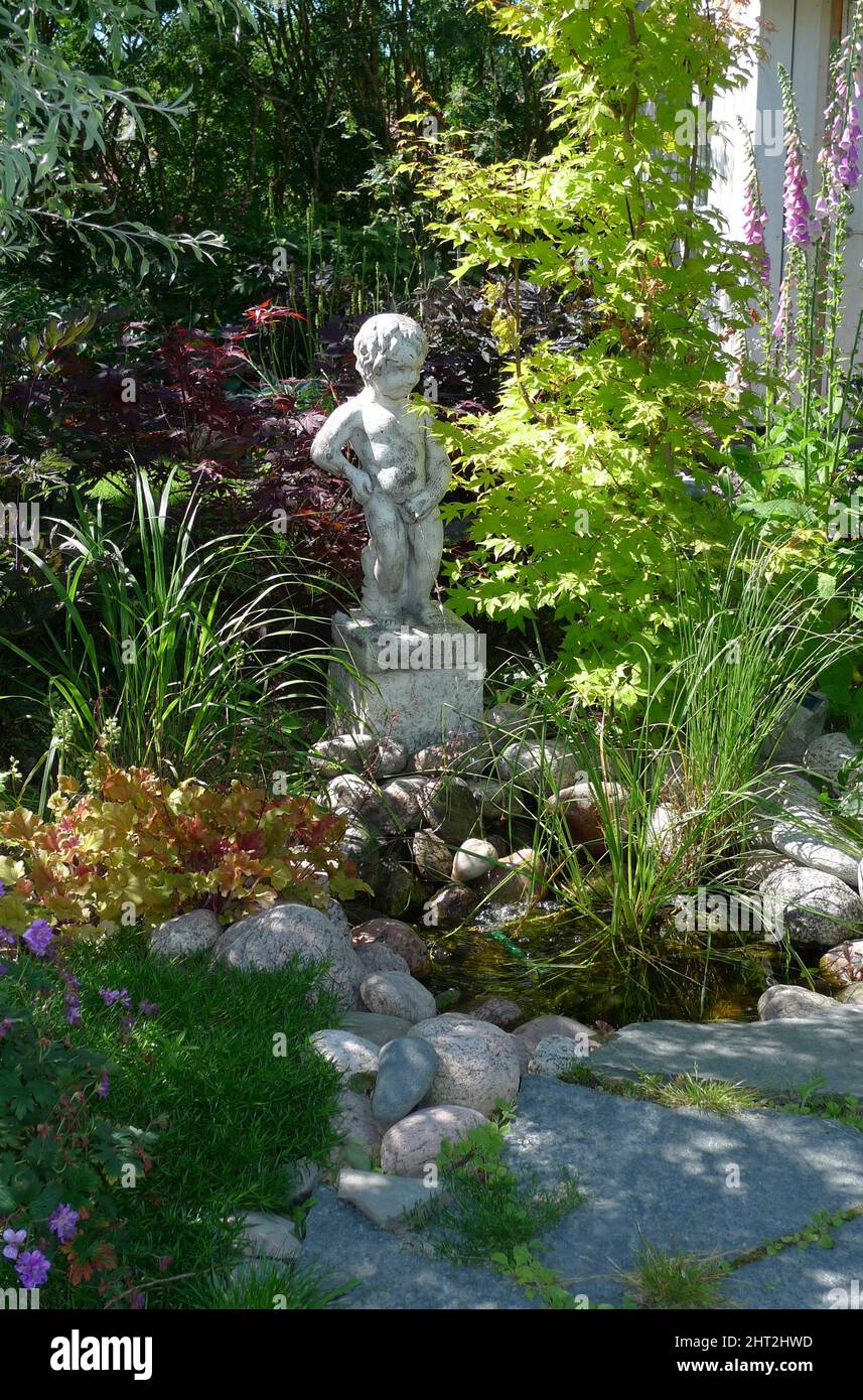 Stone garden statues hi-res stock photography and images - Alamy