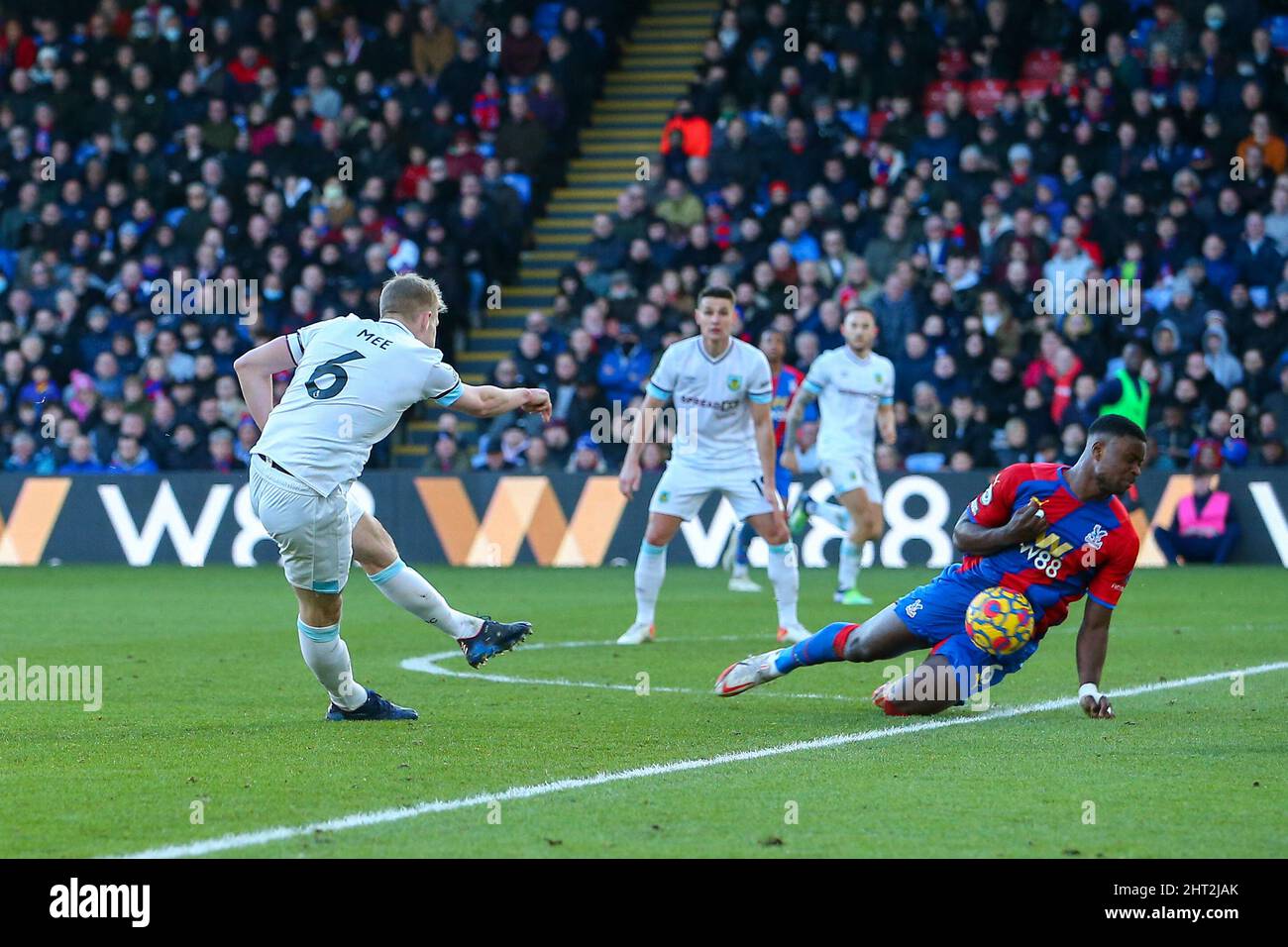Football england physio hi-res stock photography and images - Alamy