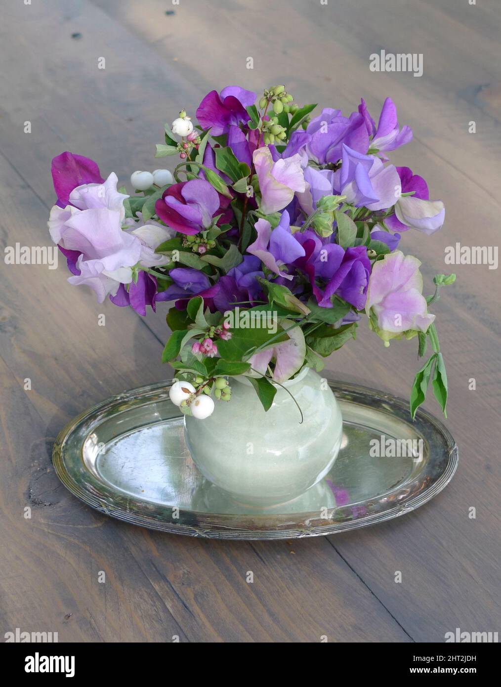 Sweet pea bouquet with snow berries Stock Photo - Alamy