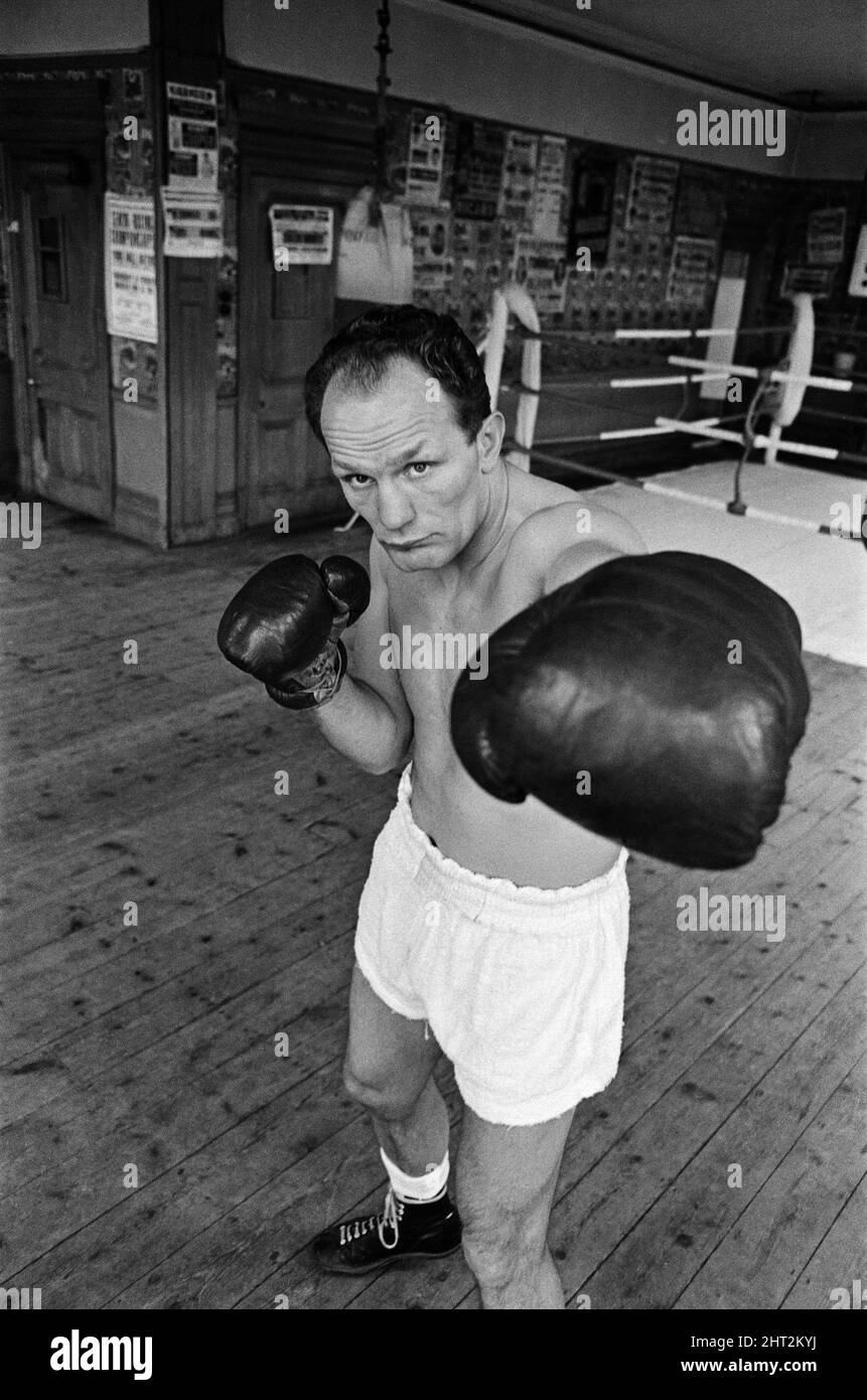 Henry cooper training hi-res stock photography and images - Alamy