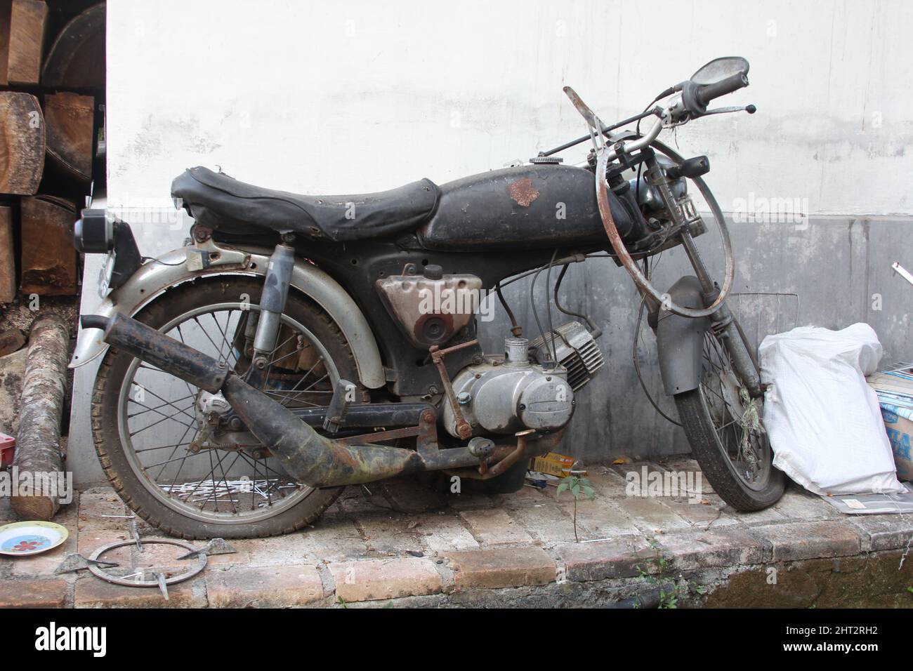 Abandoned and broken motorcycle left on the side street Stock Photo - Alamy