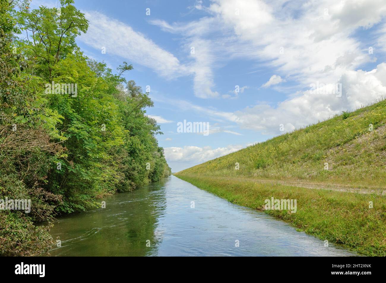 Flood relief hi-res stock photography and images - Alamy
