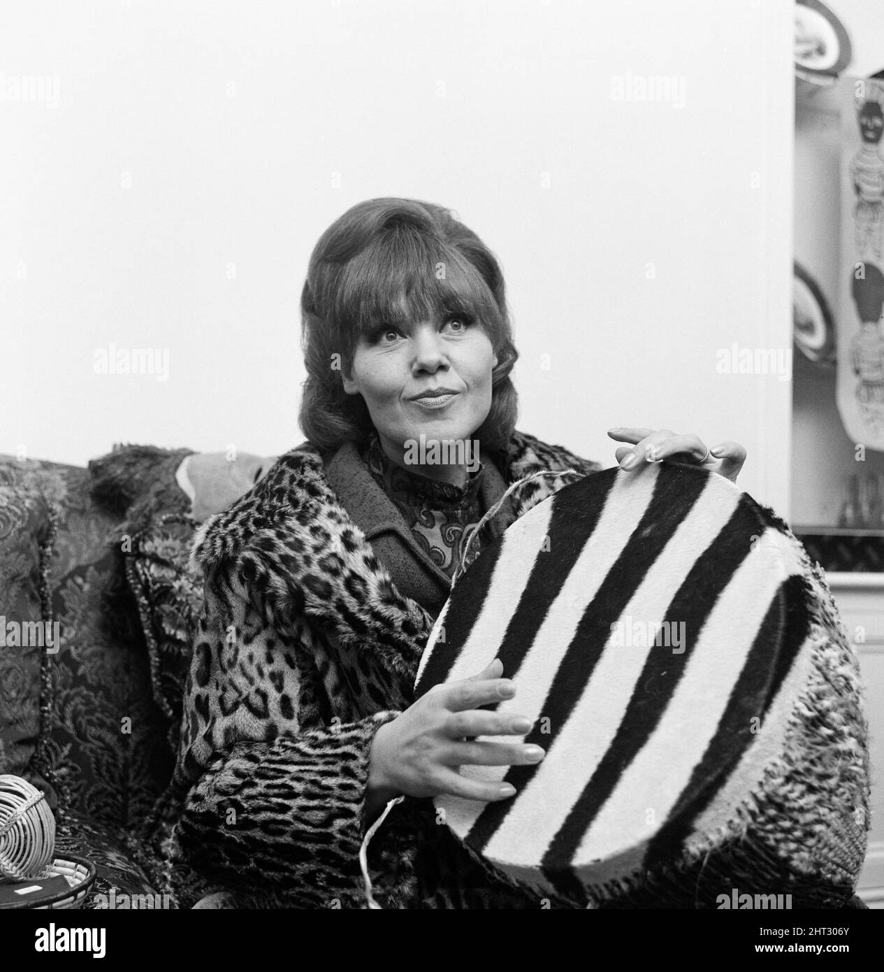 Cleo Laine opening African Goods show. 20th November 1965 Stock Photo ...
