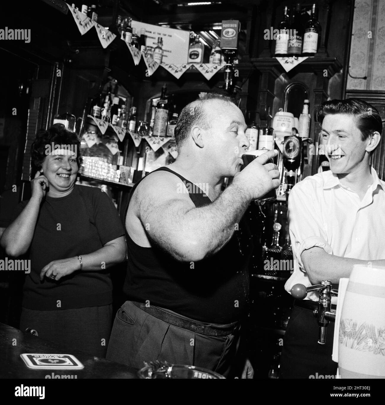 London pubs 1960s hi-res stock photography and images - Alamy