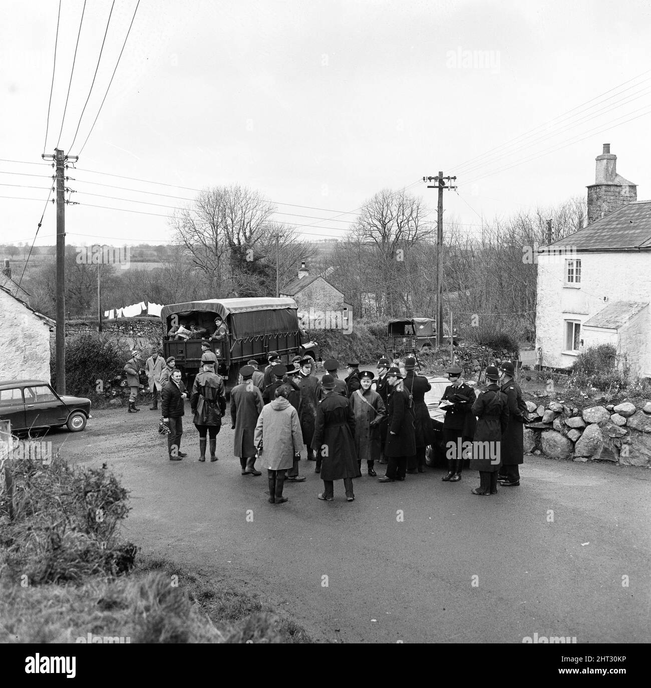 The hunt for escaped convict Frank Mitchell. Police from the Royal ...