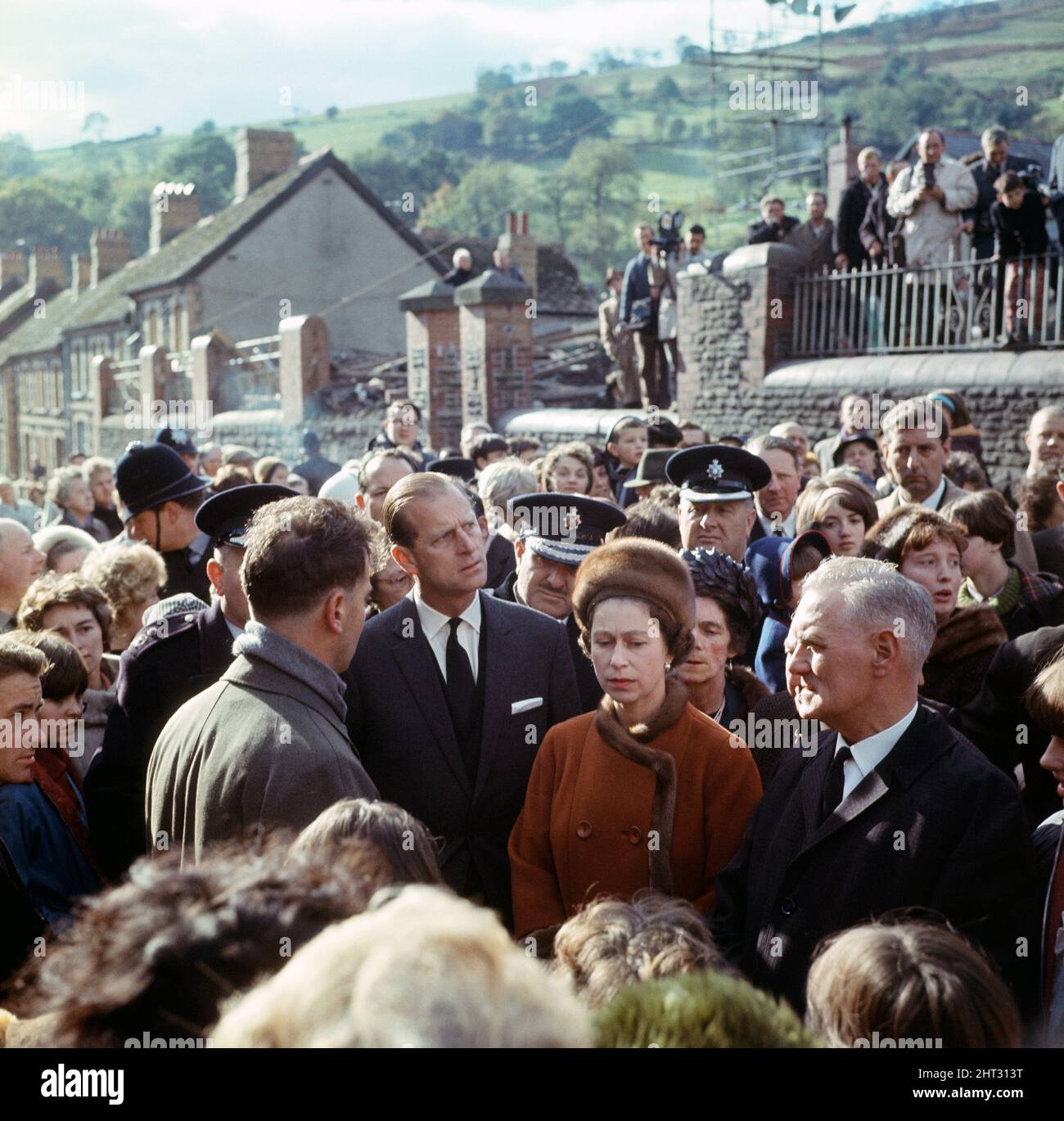 1966 aberfan queen elizabeth hi-res stock photography and images - Alamy