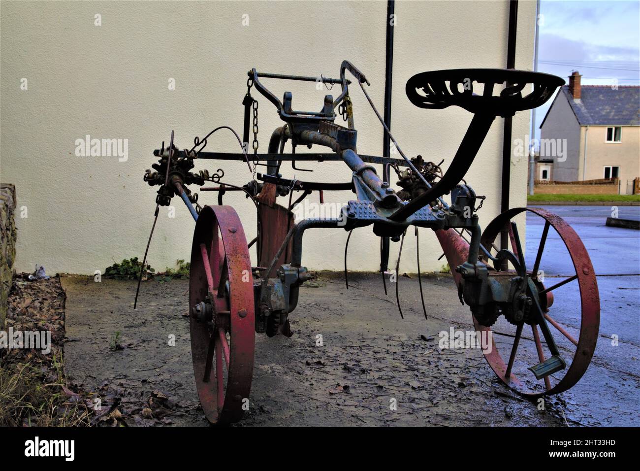 Vintage farm equipment hi-res stock photography and images - Alamy