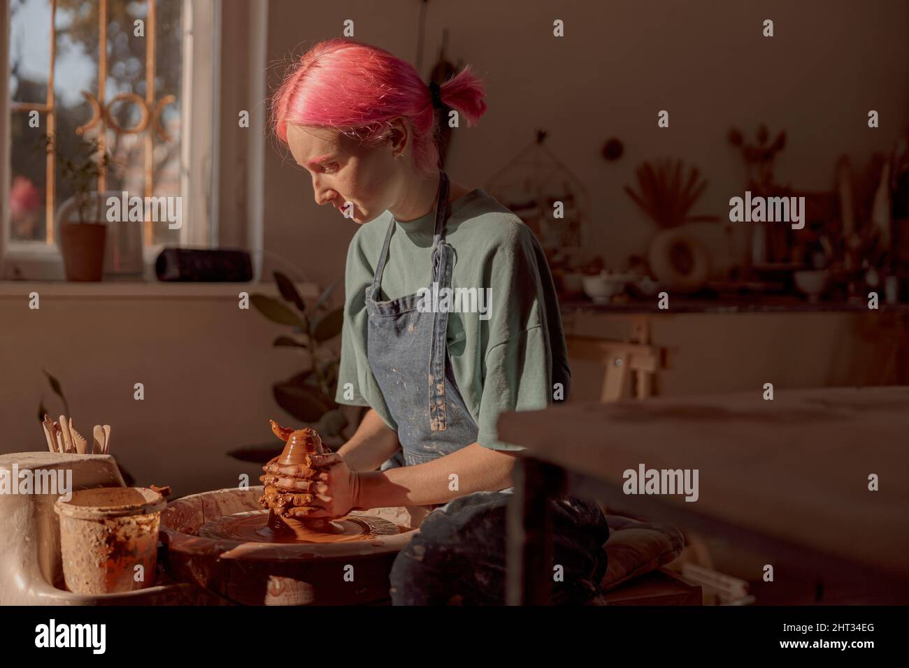 Female potter using pottery wheel hi-res stock photography and images ...