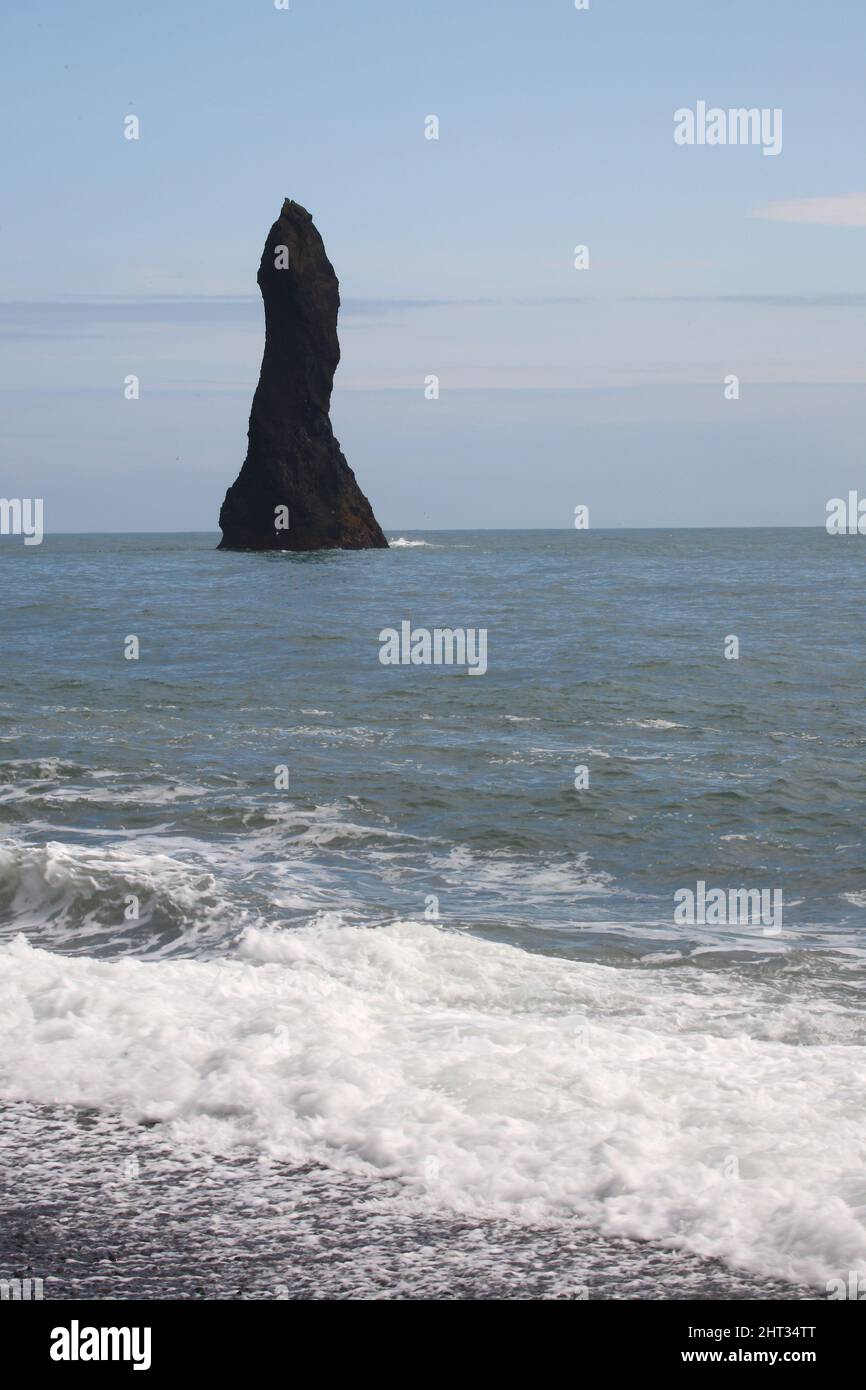 Island - Reynisfjara Strand - Reynisdrangar Basaltfelsspitzen / Iceland ...