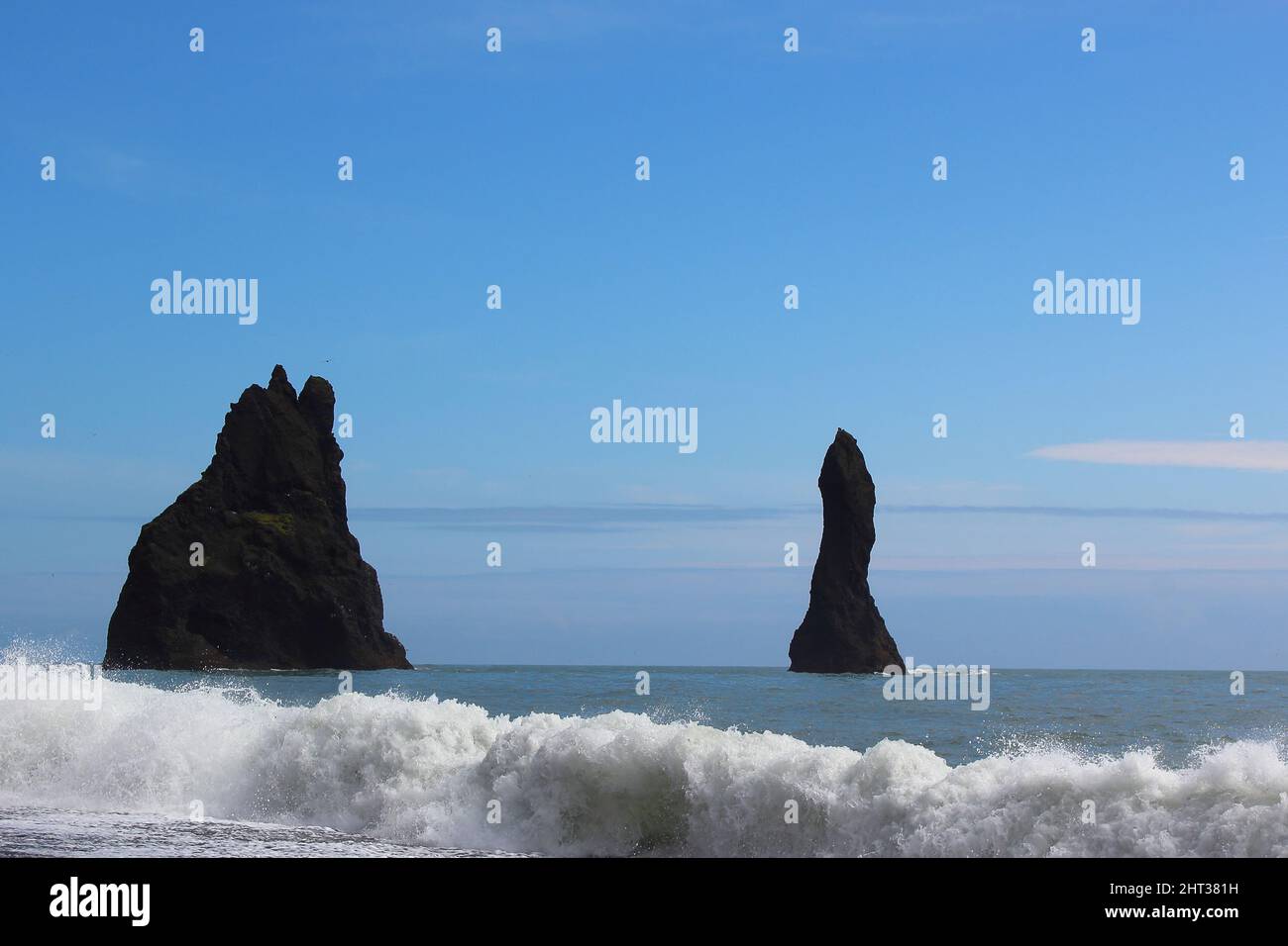 Island - Reynisfjara Strand - Reynisdrangar Basaltfelsspitzen / Iceland ...