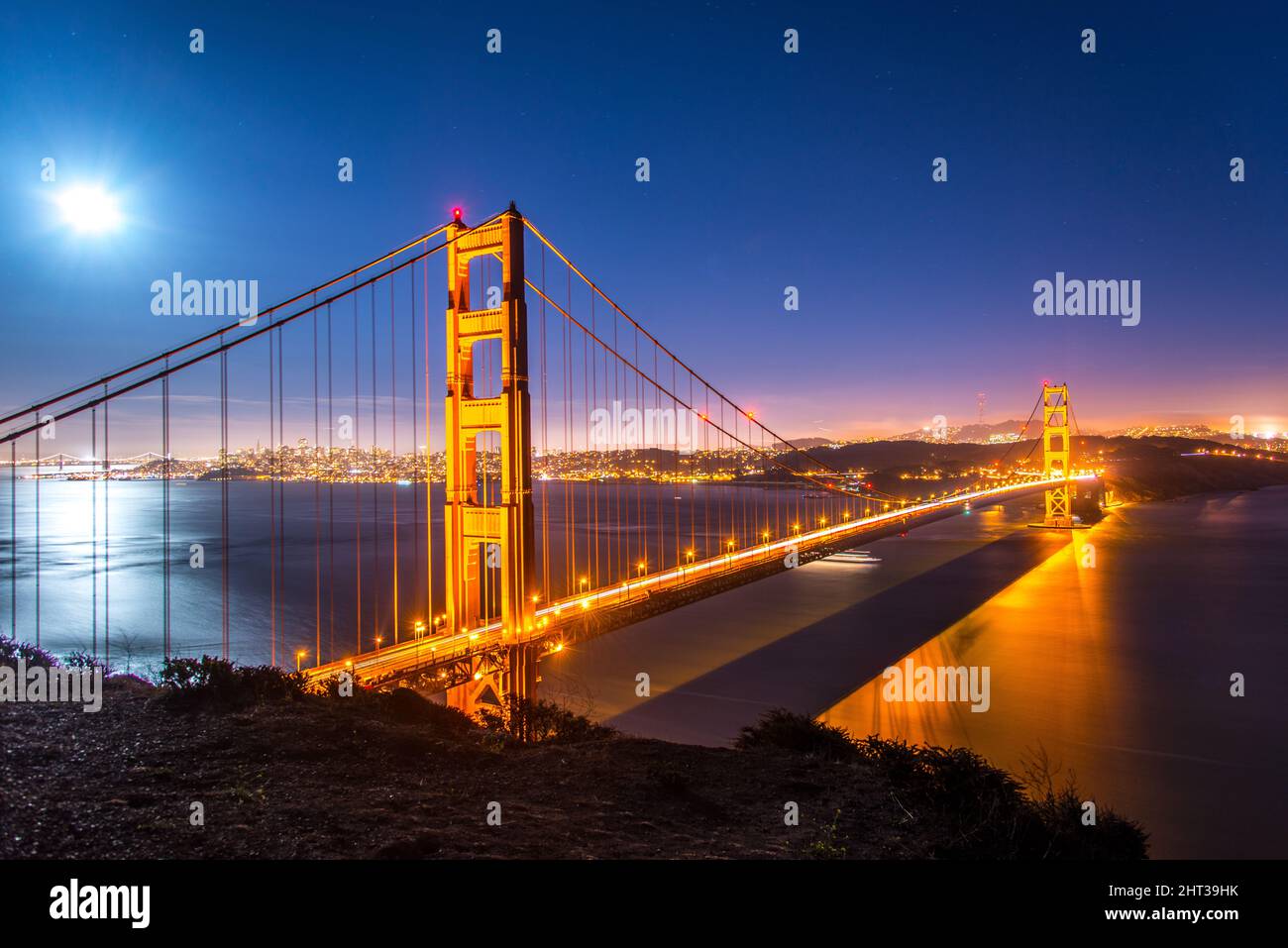 Night view of lighted Vincent Thomas Bridge, Los Angeles, United States ...