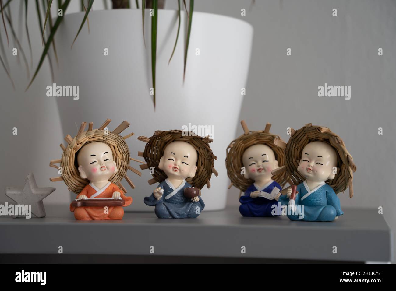 Table with small statues hi-res stock photography and images - Alamy