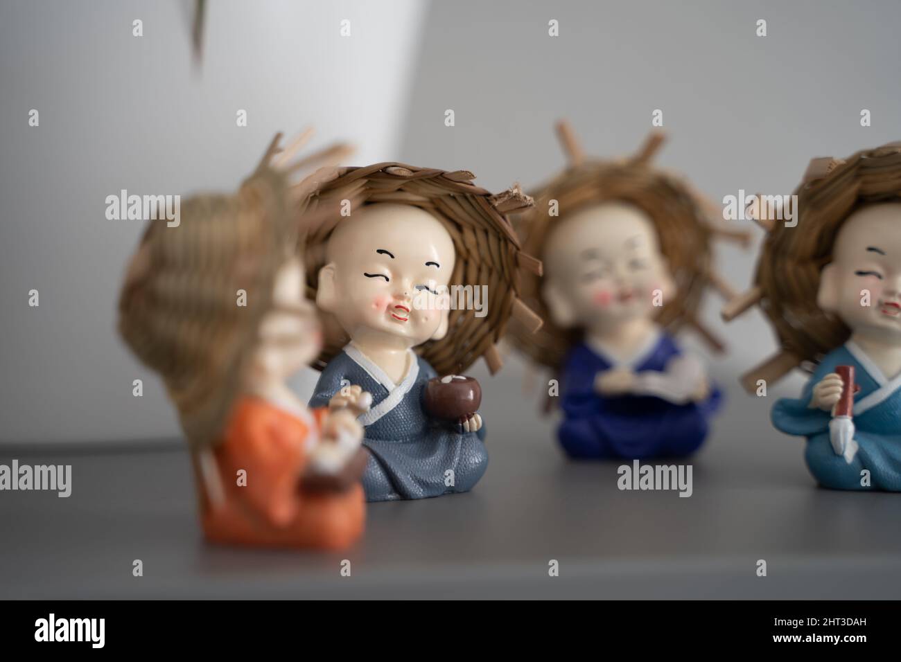 Table with small statues hi-res stock photography and images - Alamy