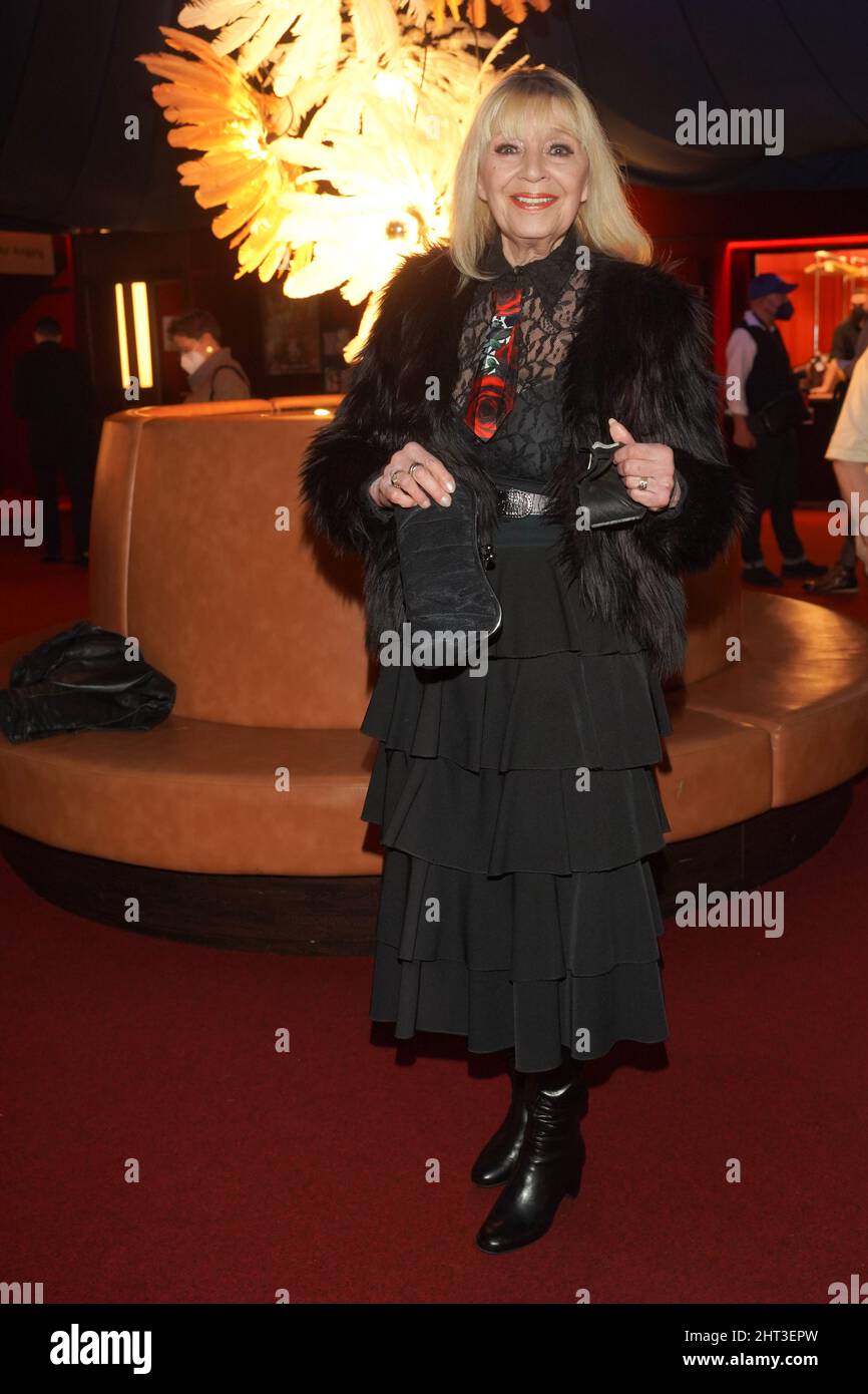 Berlin, Germany. 26th Feb, 2022. Cindy Berger comes to the premiere of ...