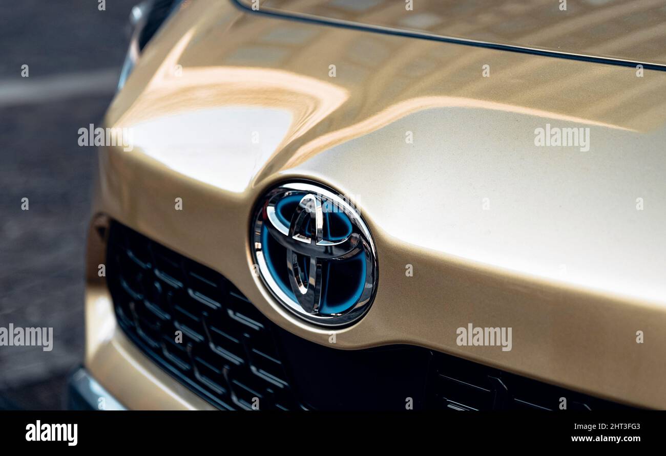 Close-up toyota badge on gold toyota yaris cross hybrid car Stock Photo ...